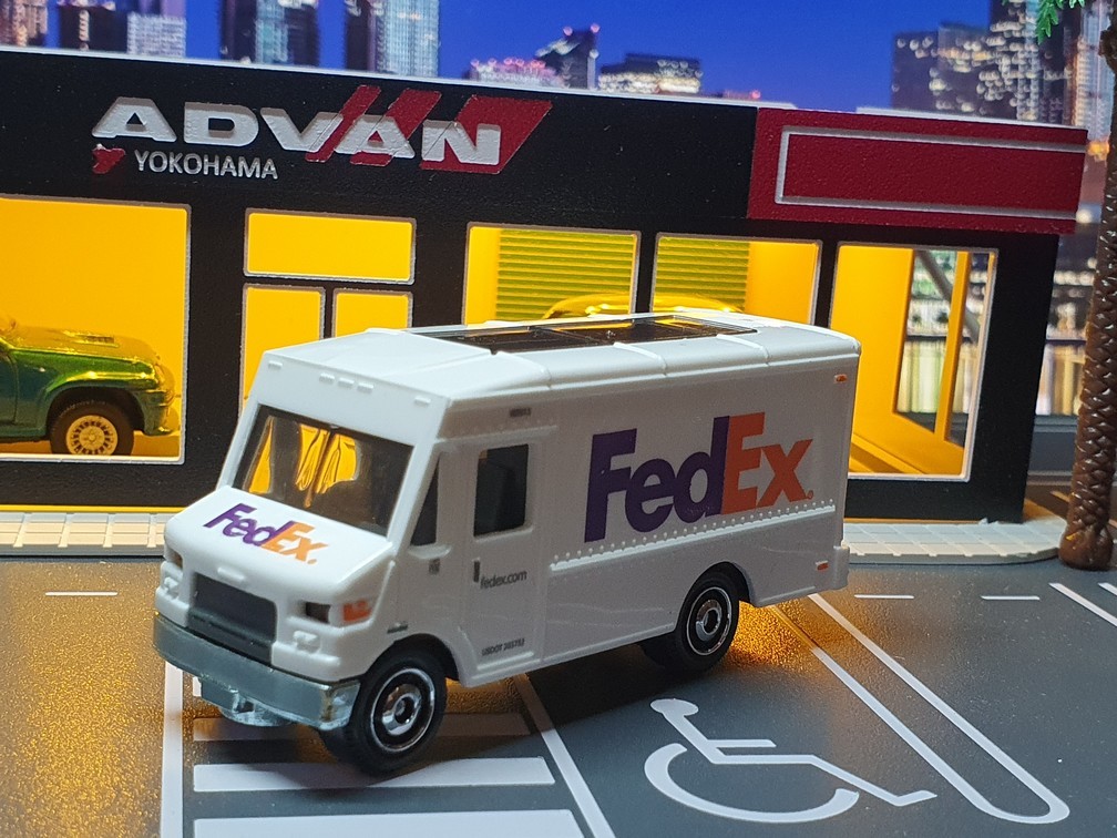 EXPRESS DELIVERY "FedEx" - 1/64 MATCHBOX POWER GRAB 2023 (70 years) n ...